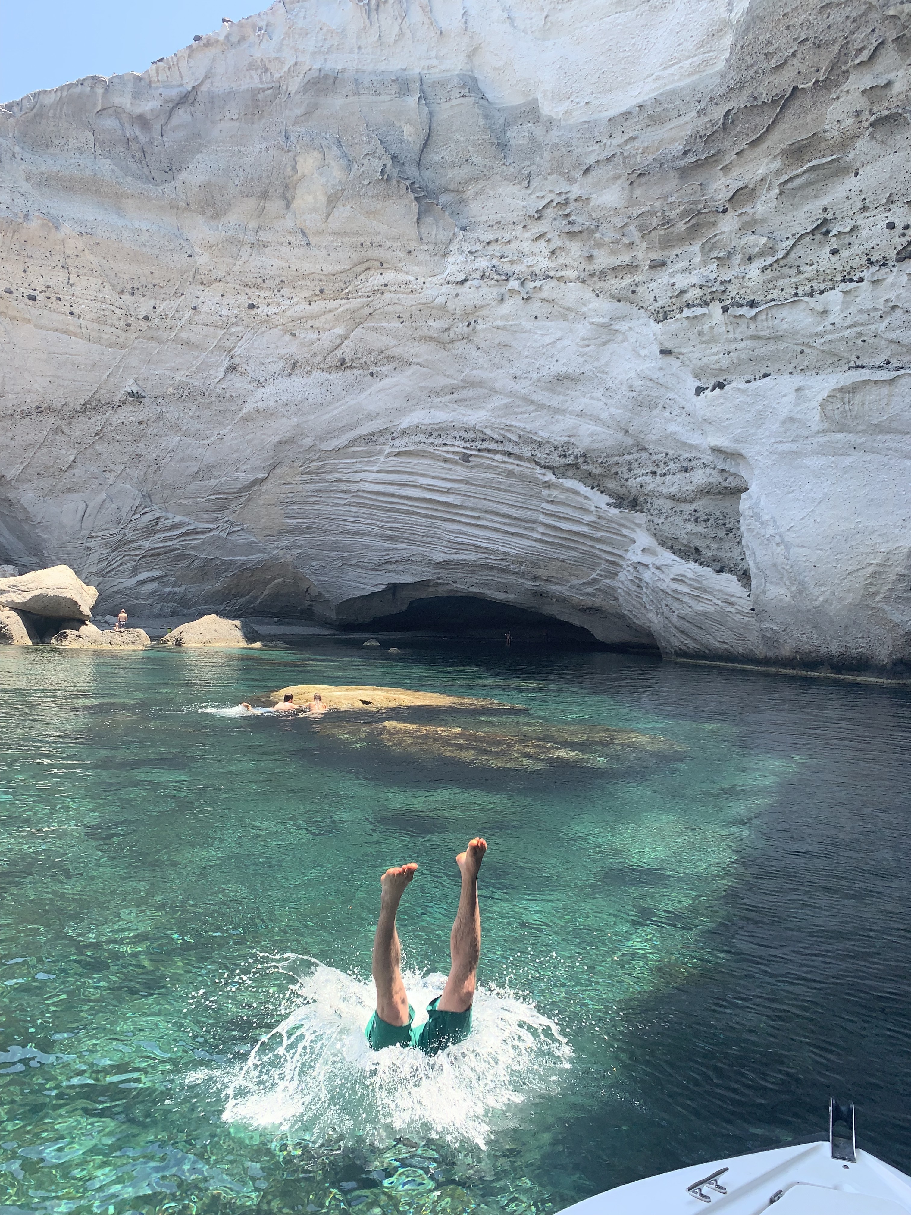 COMPLETE TRAVEL GUIDE TO MILOS - Voyage Provocateur